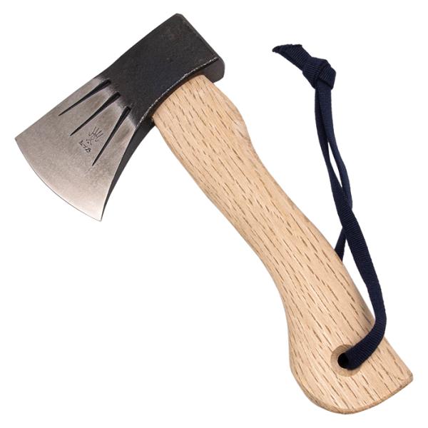 コンパクトで携帯性に優れる手斧です。薄刃で細かい作業も可能です。刃部はもちろん、木柄、刃当てに至るまで全て新潟県三条市の職人の手により製造されています。仕様:ヌメ革シース、真田紐付き