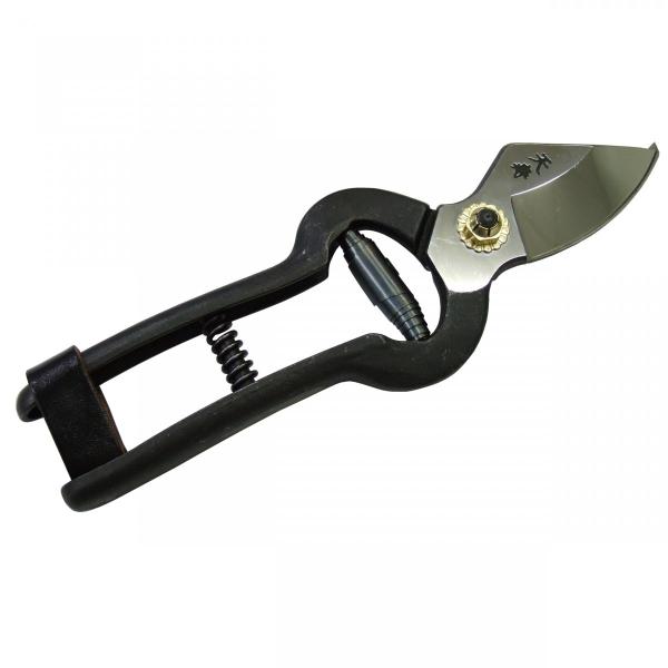 ・りんごなどの果樹剪定に最適です。・本職用の剪定鋏の要求を全て満たした鋏です。＜特徴＞・軽量タイプ・強靭なオール鍛造品・やわらかいストッパー・喰い込みがよい鏡面仕上げ・調整が簡単な緩み止め付ナット使用品質表示全長 約200mm刃長 約60m...