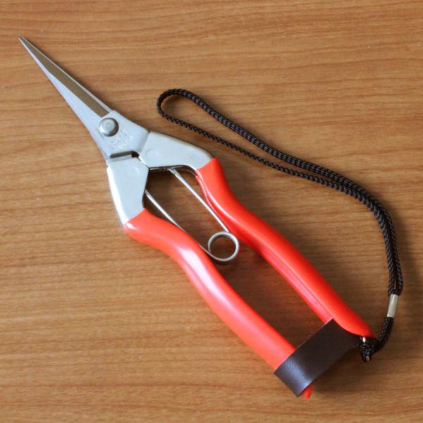 海沿いの農家の方や漁業用の網を直すのに、今までK-9を御使用頂いた方からのご要望で開発した商品です。K-9は柄とバネ部分が鋼で出来ていますので潮風にさらされると早く錆びて駄目になってしまいましたが、この鋏は柄とバネにもステンレスを使用してお...