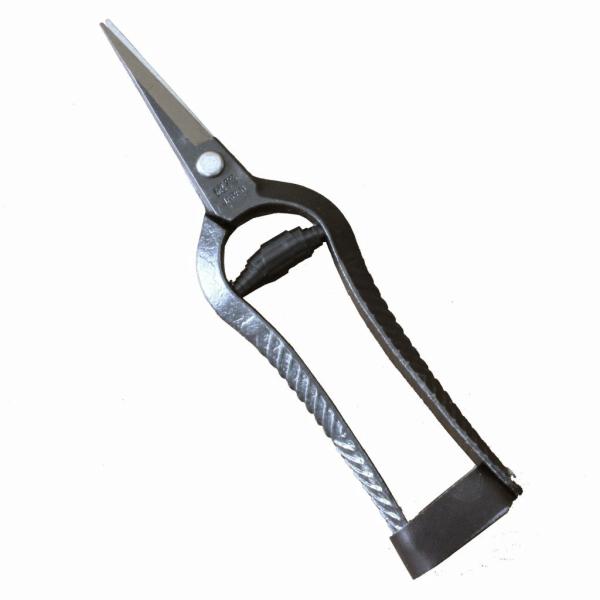 昔は信州型芽切と言われ、長野県を中心に甲信越地方・関西地方に多く御使用頂いておりました。この商品は、刃渡りが短いので、果樹などを見ながら正確に切ることが出来ると好評の商品です。【仕様】全長：約170mm刃長：約48mm重量：約108g材質：...