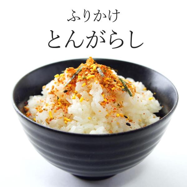 ○おすすめポイント当舗人気のゆず入り七味(中辛)を使用し、あまから醤油味付けごまやのり、卵顆粒をブレンド。たっぷりのゆずの香りと、七味のほどよい辛味が食欲を誘います。○原材料名醤油風味ごま〔ごま、ブドウ糖、食塩、醤油(小麦・大豆を含む)〕、...