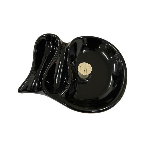 イースター ひねり灰皿 ブラックサイズ　幅 約160mm × 奥行 約140mm　　　　高さ 約35mm陶器製灰を落とすためのコルクノッカー付きノックする場合は、ボウル部分を持って軽く叩くパイプ２本を置くことができるレスト付き灰皿●パイプ・...