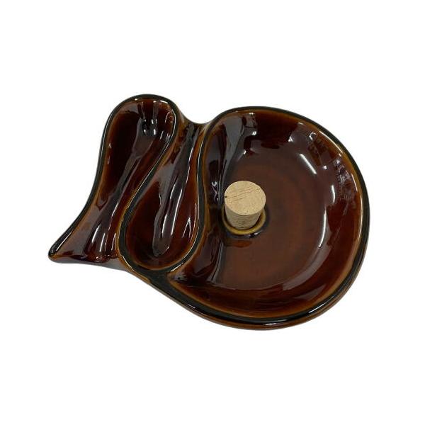イースター ひねり灰皿 ブラウン サイズ　幅 約160mm × 奥行 約140mm　　　　高さ 約35mm陶器製灰を落とすためのコルクノッカー付きノックする場合は、ボウル部分を持って軽く叩くパイプ２本を置くことができるレスト付き灰皿●パイプ...