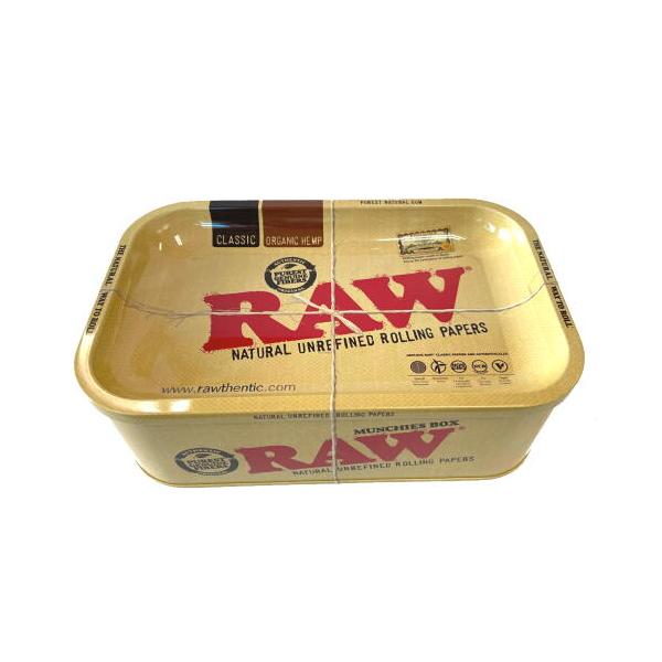RAW(ロー) メタルトレー・マンチーボックス?サイズ…約27.5×17.5×9cm材質…メタルトレー スチール製入れ物部分 スチール製※ラッピングは、お受けできません。フタ部分はトレー。本体は小物入れとして使用できます。何に使うかはあなた...