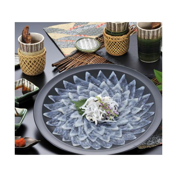 商品内容とらふく刺身90g（プラスチック皿30cm）、とらふく皮30g、ひれ酒用ヒレ3枚（トラフグ）、ポン酢35g×3、モミジオロシ16g、国産養殖トラフグ使用【外箱サイズ・商品重量】382ｍｍ×338ｍｍ×70ｍｍ 約1.0kg　※刺身皿...