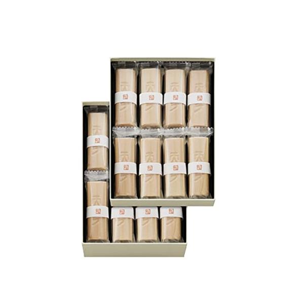 ふくよかな求肥（もち）入りの餡を、米どころ近江の糯米を使った芳ばしい種にはさんでいただく手づくり最中。たねや初伝、ゆるぎない代表銘菓です。日保ち製造から23日