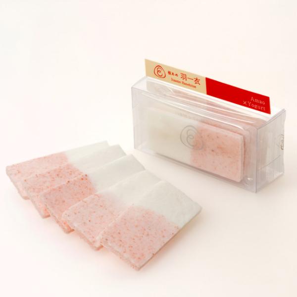 "天女の衣のように軽い、板状のあめ。サクサクとした食感と、はかない口溶けが特徴です。 1枚で2種類の味が楽しめる人気の一品。 1枚で2つの味が楽しめるタイプのなかで一番人気のあまおう×ヨーグルト。 甘酸っぱさが口いっぱいに広がります。【賞味...