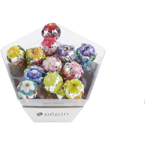 自家製ナッツペーストを抹茶・ミルク・ストロベリーチョコでコーティングした、ロリポップ型チョコレート。ナッツは食感と香ばしい風味を楽しめるよう粗挽きに。ブーケ（12本入り）抹茶・ミルク・ストロベリー×各4本