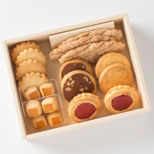 フレッシュバタ−を使用。本製品の香料・色素等は天然のものを使用し、材料本来の風味を生かす様に心掛けて焼き上げたクッキ−の詰合せです。●枚数:　１３袋入（個包装）●内容: 下記参照 ※数字は枚数を表示致しております。塩クッキ−×２・バタ−クッ...