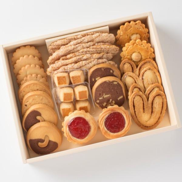 フレッシュバタ−を使用。本製品の香料・色素等は天然のものを使用し、材料本来の風味を生かす様に心掛けて焼き上げたクッキ−の詰合せです。●枚数:　２２袋入（個包装）●内容: 下記参照 ※数字は個数を表示致しております。リ−フパイ×６・塩クッキ−...