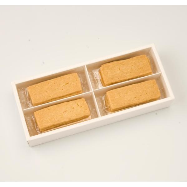 "ア−モンドの風味が楽しめる、サクサクした食感が特長です。フレッシュバタ−と木の実(ア−モンド)のスライスを加えた生地を 一昼夜ねかせて焼きあげたサブレです。●枚数:　２０枚入（個包装）●サイズ:　２３.５×１０.０×４.０ｃｍ (縦×横×...