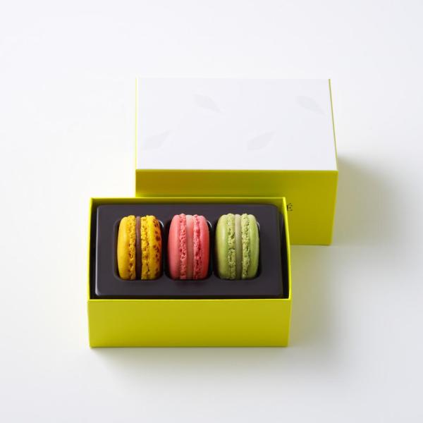 印象深いミルクチョコレートと甘酸っぱいパッションフルーツの風味豊かに融合した「モガドール」、ビターアーモンドがピスタチオの風味を引き立てるピスタチオ尽くしの「アンフィニマン ピスターシュ」など、3種を詰め合わせました。どなたにも喜ばれるフレ...