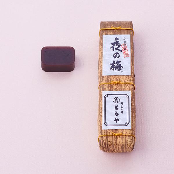 切り口の小豆が夜に咲く梅の花を思わせる「春の夜の闇はあやなし 梅の花 色こそ見えね 香やは隠るる」『古今和歌集』（春の夜の闇は無意味だ。梅の花の色が見えなくなってしまうが、その素晴らしい香りだけは隠れようもない。）『夜の梅』は、切り口の小豆...