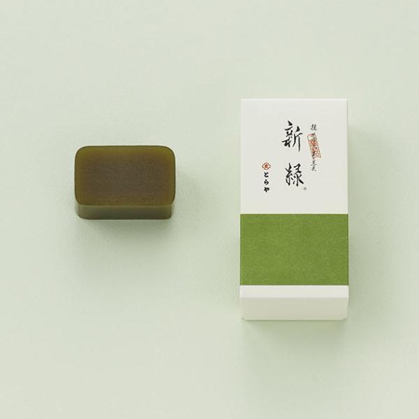 "おだやかに抹茶が香る煉羊羹昭和32年（1957）の発売当時は葉緑素とビタミンB群などを含み、厚生省に特殊栄養食品として認可された緑色の羊羹でした。昭和40年（1965）より抹茶羊羹となり、定番の羊羹として親しまれております。自然な色あいと...