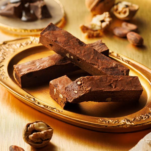 東京ブラウニーコートクールの定番商品。厳選した2種類のクーベルチュールチョコレートを生地に練り込み、力強いカカオの風味が感じられる生地に仕上げました。なめらかでしっとりとした食感が愉しめます。※東京ブラウニーの表面の模様が変更することがあり...