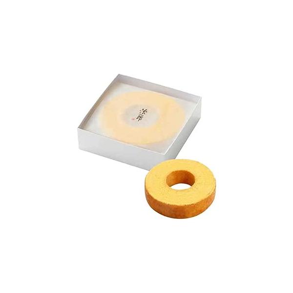 治一郎のバウムクーヘンうすくレアな層をていねいに焼き重ねました。飲み物がいらないほどのしっとり感と、ケーキのようなふんわり感を実現した職人技の傑作をお楽しみください。【箱サイズ】高さ約4cm / 直径約14.5cm手作りのため多少大きさが異...