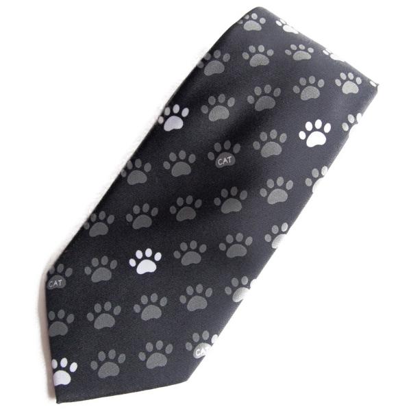 ネコちゃんのかわいいネクタイです。どこにもないネコ好きにはたまらないネクタイです。目立たない柄がポイントです。ポリエステル