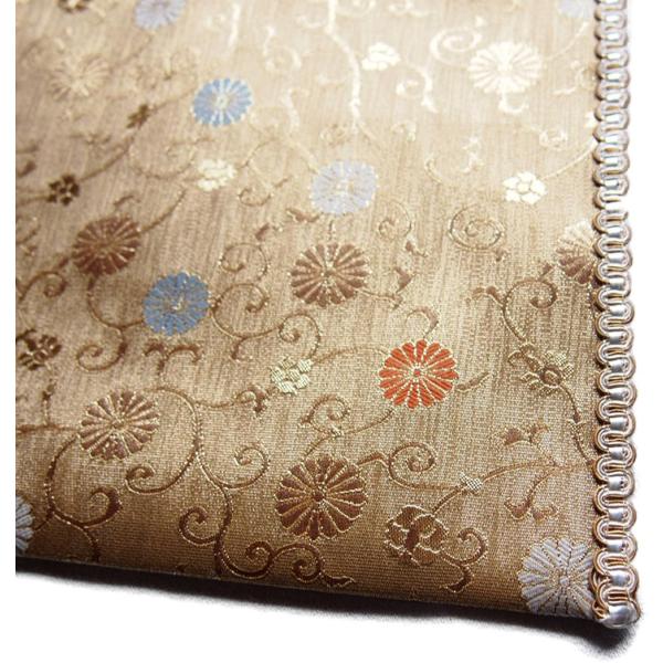 仏具の町、富山県の高岡からお届けします。高品質の経机敷き、テーブルクロスとしても食卓を豪華に彩ります。菊の模様から最近ではカワイイ桜の模様まで近代風に合わせたデザインが人気です。生地はプリントではなく織りの為、模様に立体感があり、良い物であ...