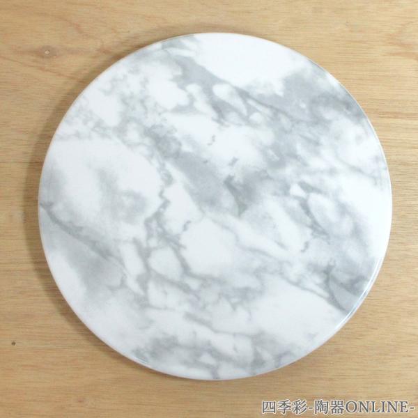 サイズ：W24.8×H1.3cm 重さ630g材　質：磁器製造国：日本製（美濃焼）※電子レンジ・食器洗浄機　使用可※焼き物のため、色・サイズ等に差が生じます爆買 皿 平皿 25cm フラットプレート ホワイトマーブル 洋食器 おしゃれ 業務...