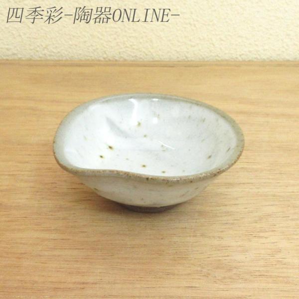 サイズ：W8.5×D8.2×Ｈ3.5cm材質：磁器製造国：美濃焼（日本製）電子レンジ食洗器可※焼き物のため、色柄・サイズ等に誤差が生じる事があります。平盃 口付盃 粉引青磁 おしゃれ 酒器 業務用 美濃焼