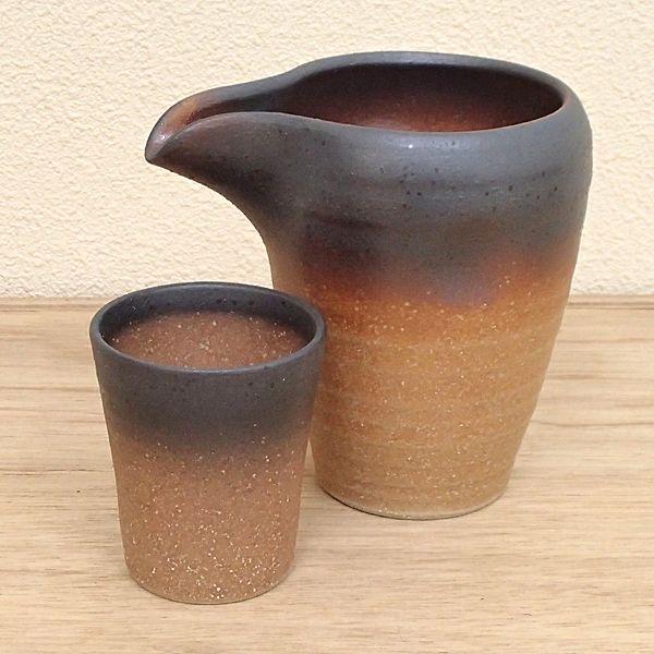 内容：冷酒器×1、冷酒盃×1サイズ：冷酒器：W11.8×D8.5×H11cm/満水360cc：冷酒盃：W5.5×H6.5cm材質:磁器製造国：美濃焼（日本製）電子レンジ食洗器可※焼き物のため、色柄・サイズ等に誤差が生じる事があります。冷酒器...