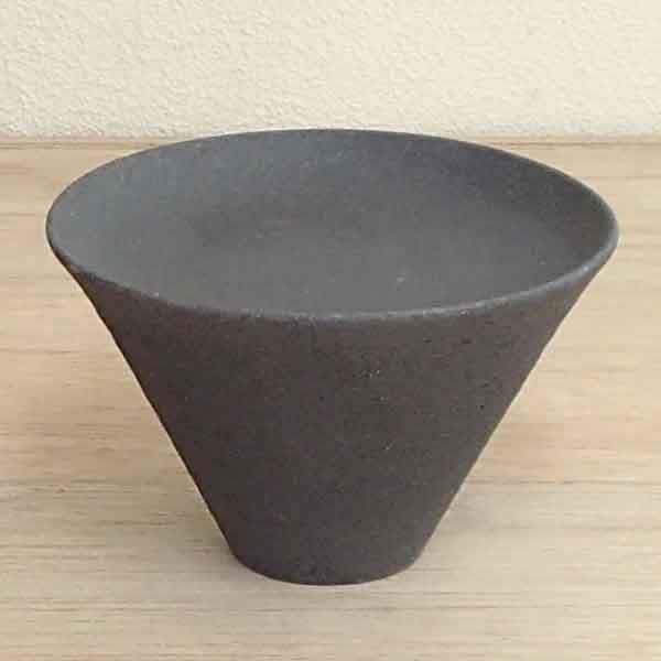 サイズ：W20×H9.8cm材質:土物製造国：日本製（美濃焼）電子レンジ、食洗器使用可※寸法・色柄等は焼き物のため多少違いが出る場合があります。和皿 炭化黒 ハイプレート M 20cm おしゃれ 和食器 業務用 美濃焼