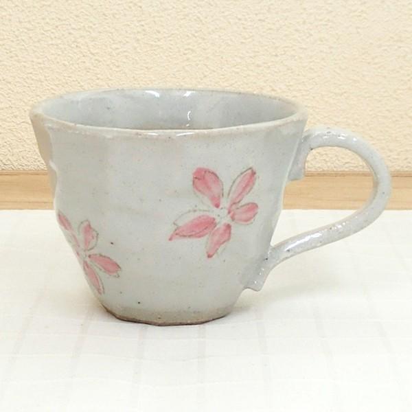 素朴な風合いの和風マグカップです。こだわりのマグカップはお祝いのギフトや内祝、記念品などのプレゼントとして喜ばれています。サイズ：マグカップ：W9.5×H7.2cm/容量（満水）200cc材　質：磁器製造国：日本製（美濃焼）電子レンジ・食洗...