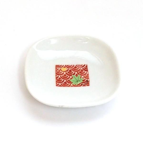 お漬物やお醤油、小さな和菓子やおやつなど、アイデア次第で使い方いろいろ。サイズ：W8.5×H1.5cm 重さ65g材質：磁器製造国：日本製（美濃焼）電子レンジ、食洗器使用可※寸法・色柄等は焼き物のため多少違いが出る場合があります。皿 小皿 ...