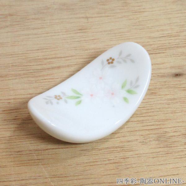 サイズ：W5.1×D2.8×H1.7cm材　質：磁器製造国：日本製（美濃焼）※食器洗浄機 使用可※焼き物のため、色・サイズ等に差が生じます。箸置き 花だより おしゃれ 和食器 業務用 美濃焼