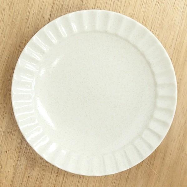 サイズ：W16.5×H2.7cm材　質：磁器製造国：日本製（美濃焼）※電子レンジ食洗器可※焼き物のため、色柄・サイズ等に誤差が生じます皿 中皿 丸皿 しのぎ5.0皿 16.5cm 白伊賀 取り皿 おしゃれ 業務用 和食器 美濃焼
