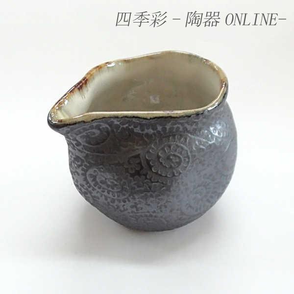 サイズ：W11.3×D9×H9cm 満水400cc材質:磁器製造国：日本製（美濃焼）※電子レンジ食洗機使用可※焼き物のため、色やサイズに誤差が生じます。徳利 片口 銀彩唐草冷酒器 冷酒 陶器 日本酒 おしゃれ 業務用 美濃焼