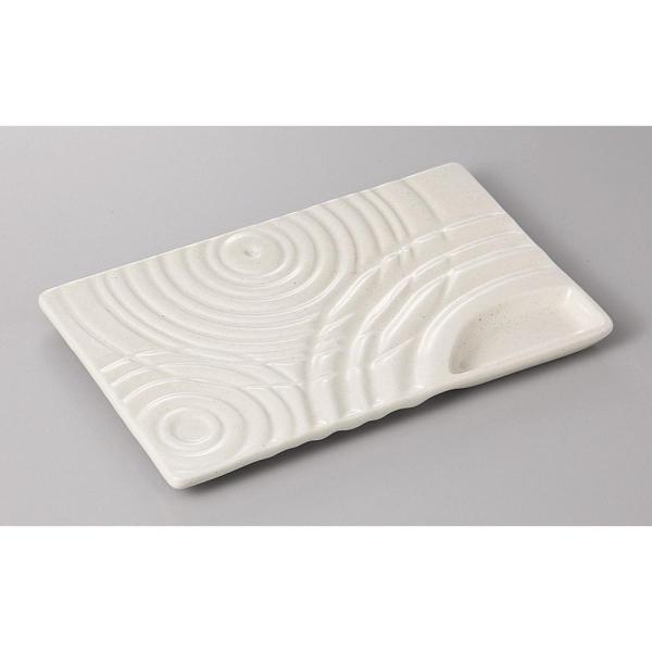 サイズ：W21.2×D13.4×H1.5cm材質：磁器製造国：美濃焼（日本製）食器洗浄機・電子レンジ：使用可能※寸法・色柄等は焼き物のため多少違いが出る場合があります。仕切り皿 粉引釉波紋仕切皿 刺身皿 焼き物皿 おしゃれ 和食器 業務用 美濃焼