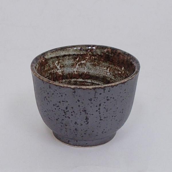 サイズ：W5.9×H4.2cm満水60cc材質：磁器製造国：日本製（美濃焼）電子レンジ食洗器可※焼き物のため、色柄・サイズ等に誤差が生じますぐい呑み 白刷毛均窯 ぐい飲み 陶器 日本酒 おしゃれ 業務用 美濃焼