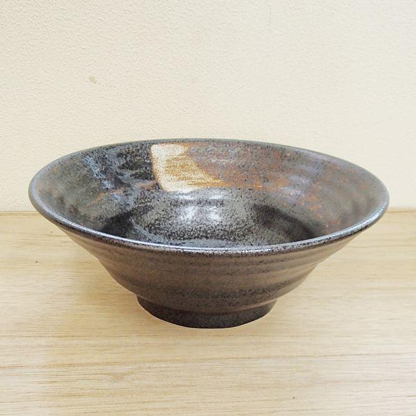サイズ：W25×H9.4cm材　質：磁器製造国：日本製（美濃焼）※電子レンジ 食洗機　使用可※焼き物のため、色やサイズに多少の誤差が生じます。丼 ラーメン鉢 ラーメン丼 8.0丼 黒白刷毛六兵衛 食器 おしゃれ 業務用 美濃焼
