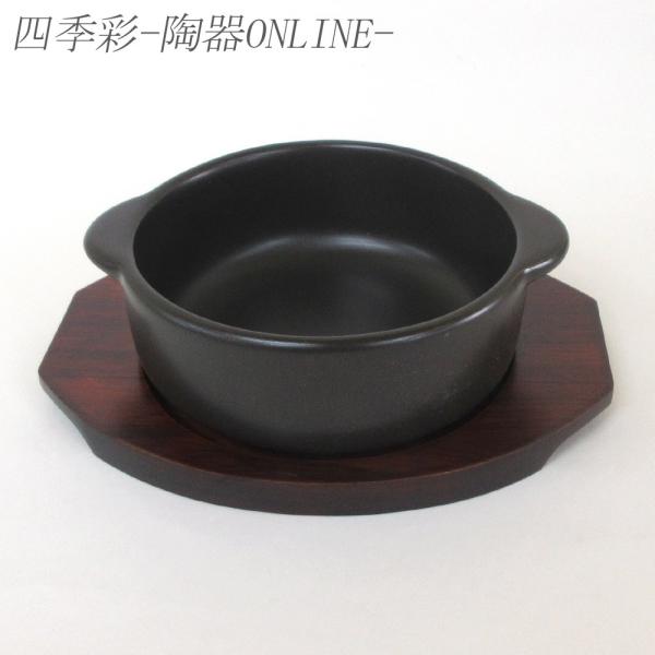 サイズ：グラタン皿W15.2×φ12.8×H5cm 満水370cc敷　台：W18×D14×H1.2cm・内寸φ11.7cm材質：耐熱磁器（グラタン皿）：木（敷台）製造国：万古焼（日本製）/敷台：輸入品グラタン皿：電子レンジ・オーブン・直火（...