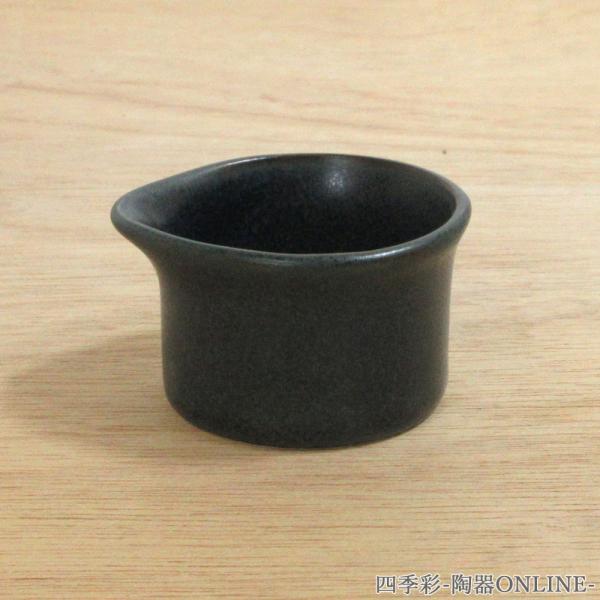 直線的なラインとエッジを効かせたシンプルで美しいデザインが、どこか北欧を感じさせるシリーズです。豊富なカラーバリエーションをお楽しみいただけます。マットブラックに近い深い色合いです。マットブラックとは違う表情のある釉薬が料理をより魅力的にみ...