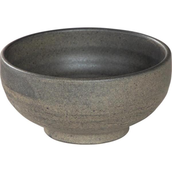 ぽってりとしたシェイプにナチュラルな色合いが素朴なシリーズです。飾り気のない風合いは和のシーンに限らず、カフェなどのカジュアルなシーンにもよく合います。サイズ：W17.1×H8.3cm/満水1085cc 重さ735g材　質：磁器製造国：日本...