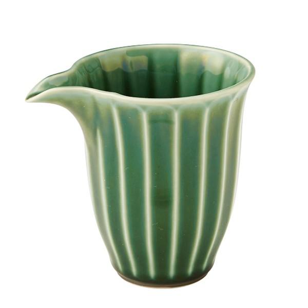 輪花をイメージした形と、豊富なカラーバリエーションが様々なシーンに映えます。デザイン性の高い多種多様なアイテムが揃った使い手に嬉しいシリーズです。花びらの彫刻が作り出す釉薬のグラデーションと白く浮かび上がった花びらのエッジが、見る人の心を惹...