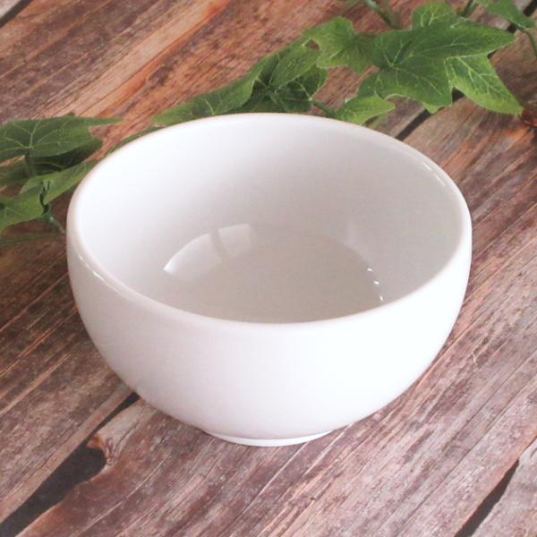 中華食器の定番、多彩な色どりの中華料理が映えるホワイトの4.6深口丼。白磁特有の美しい白とシンプルなシェイプが幅広い料理に合わせやすいシリーズです。サイズ：W13.9×H7.4cm/容量(満水)680cc 重さ347g材　質：磁器製造国：美...