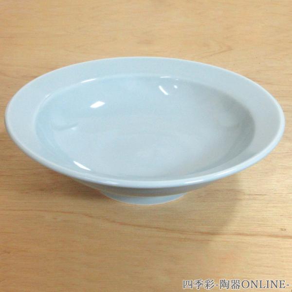 青磁を思わせる透き通るような薄い青が料理の色彩をより引き立てます。豊富な種類の丼やスープ碗などアジアン料理にピッタリのアイテムを揃えています。サイズ：W24.8×H6.6cm 満水1105cc 重さ836g材　質：磁器製造国：美濃焼（日本製...