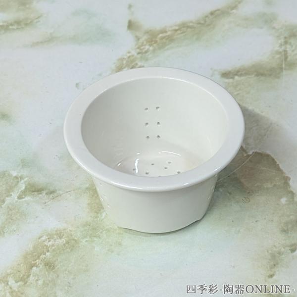 ニューボンの優しい色合いが特徴の、どんな料理にもあうホワイトがお洒落な食卓を演出するマグ用茶こし。レストラン、ホテルへの器の供給を手がける業務用メーカー『スタジオ010』ならでは。サイズ：W8.4×Ｈ4.5cm材質：磁器（ニューボン）製造国...