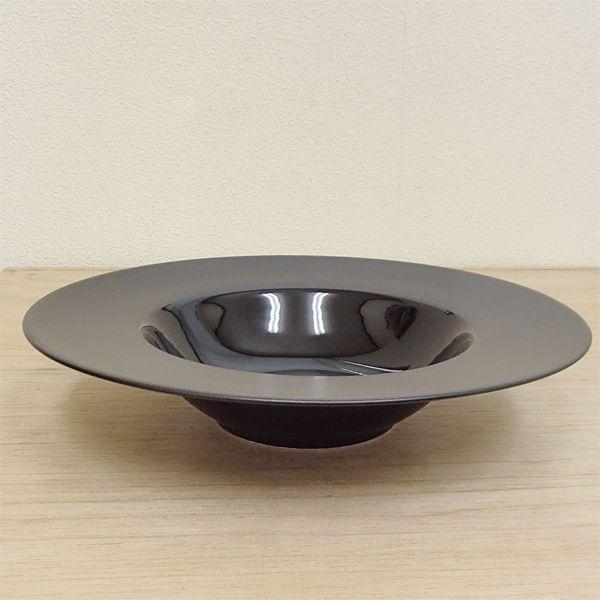 宝石のような深いブラックに魅力のあるシンプルなデザインの24cmスープボウル。レストラン、ホテルへの器の供給を手がける業務用メーカー『スタジオ010』ならでは。サイズ：W24×Ｈ4.5cmデザイン：STUDIO 010材　質：磁器製造国：日...