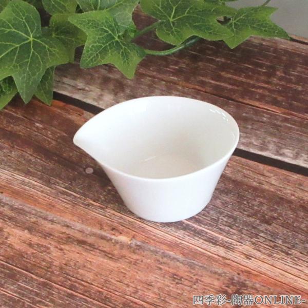 白磁のホワイトが美しく、繊細なラインが魅力的なデザインのミルクピッチャー。レストラン、ホテルへの器の供給を手がける業務用メーカー『スタジオ010』ならでは。サイズ：W8.3×D6.6×Ｈ4cm・満水50ccデザイン：SHOTARO　SHIB...