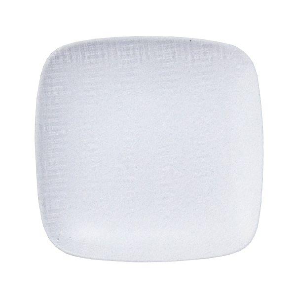 清楚なホワイトが美しく、スクエアに丸みをつけ優しくデザインした、心も和む16cmスクエアプレート。レストラン、ホテルへの器の供給を手がける業務用メーカー『スタジオ010』ならでは。サイズ：W15.9×Ｈ1.9cmデザイン：STUDIO 01...