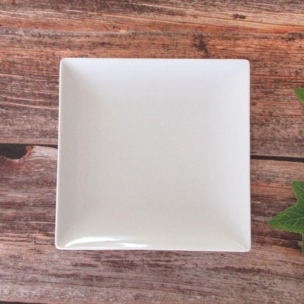 白磁の美しいホワイトと何も飾らないシンプルなデザインこそが料理を引きたてる12cm角皿。レストラン、ホテルへの器の供給を手がける業務用メーカー『スタジオ010』ならでは。サイズ：W12×H1.7cmデザイン：STUDIO 010材質：磁器製...