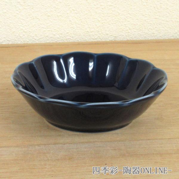 サイズ：W17×H4.3cm 重さ279g材　質：磁器製造国：日本製（美濃焼）※釉薬（うわ薬）のムラがあるものがあります。※電子レンジ食洗機使用可※焼き物のため、色やサイズに多少の誤差が生じます。人気のあるしのぎ風の菊形のボウルに落ち着いた...