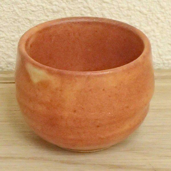 内　容：ぐいのみ×1サイズ：W6×H4.5cm材質：土物製造国：美濃焼（日本製）電子レンジ食洗器可※焼き物のため、色柄に多少の誤差が生じます。ぐい呑み 赤志野 丸形 ろくべえ ぐい飲み 陶器 日本酒 おしゃれ 業務用 美濃焼