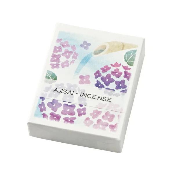 雨露の重さに頭(こうべ)を垂れて尚輝くあじさいの香り。品番　HGI-35内容量　スティック20g入り(約90本入り)サイズ　外装：約80×62×23mm燃焼時間　約15-17分(1本あたり)・インセンス(お香)の先端に点火した後、炎を消して...