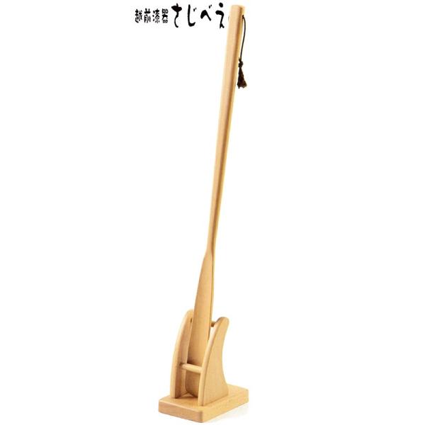 木製白木の靴べらとスタンドのセットです。ナチュラル感を演出。和洋問わず、お洒落な玄関をになります。立ったまま使うことが出来るロングサイズ！サイズ　靴べら：長さ700×40×7mmスタンド：100×50×170mm／材質:木製<br&g...