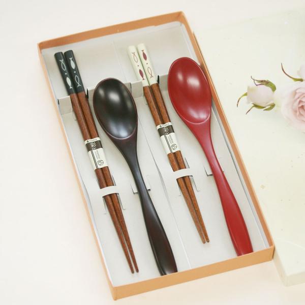お母さんといっしょにお父さんの分も贈れるお得なギフトセット。<br><br>    箸 さかな黒(230mm 食洗機OK)１膳<br>箸 さかな白(210mm 食洗機OK)１膳<br>【天然木...